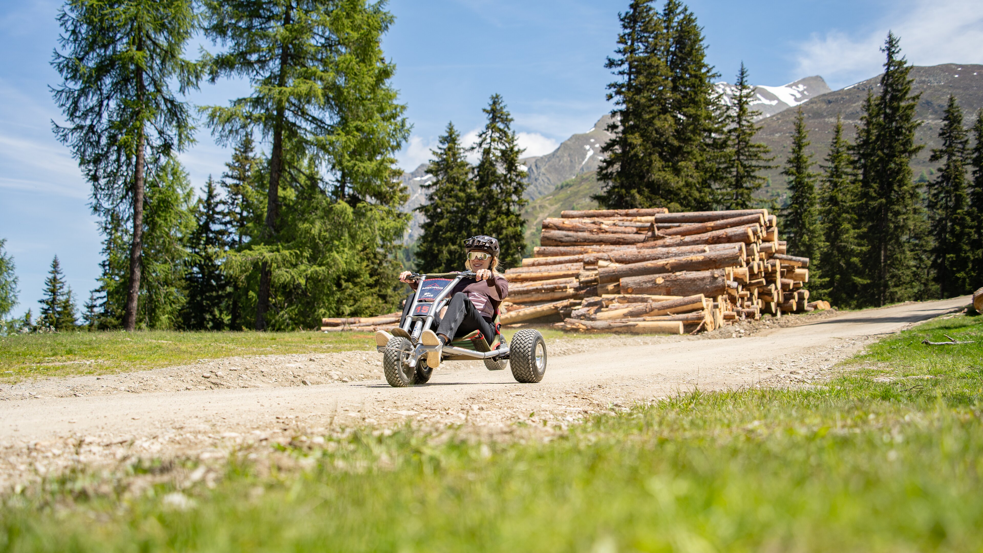 Mit Medrig Carts den Berg hinunter | See